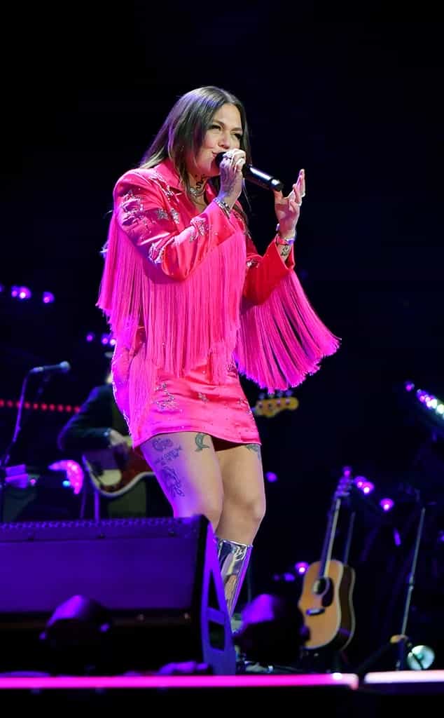 Elle King Reschedules More Shows After Dolly Parton Tribute Backlash - Celebrity Gossipers